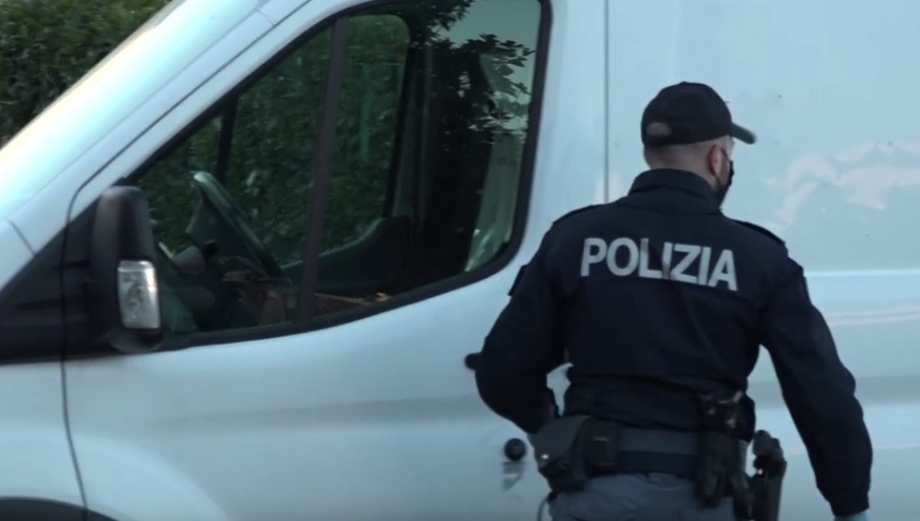 Arezzo, rapina con furgoni e chiodi sulla strada. Ma fallisce - la ...