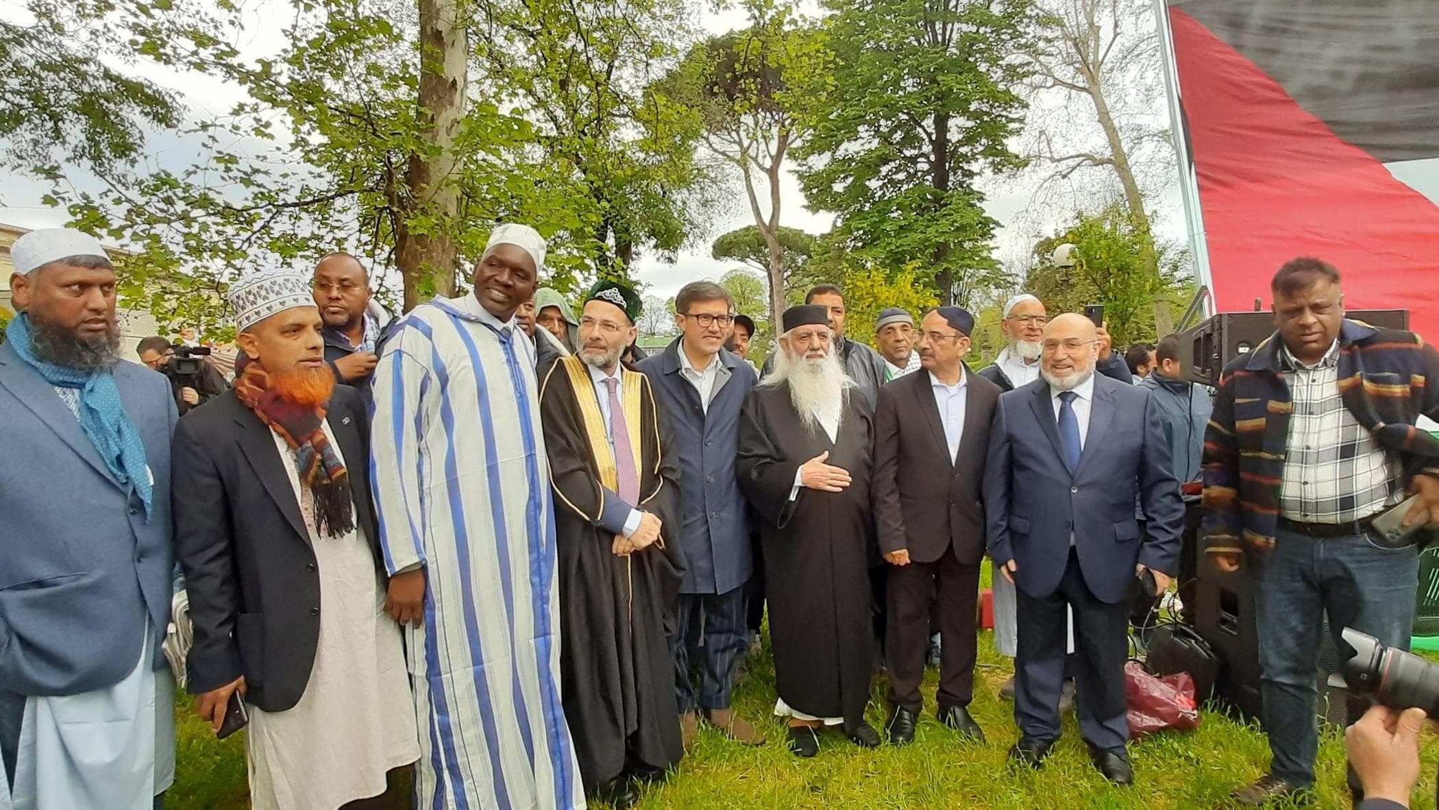 Migliaia alle Cascine per la fine del Ramadan, con l’imam Izzedin Elzir ...