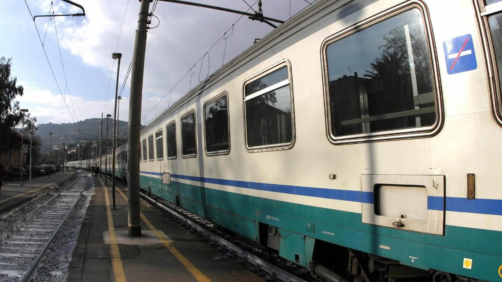 Grosseto, 350 passeggeri sul treno fermo per 4 ore senza aria ...