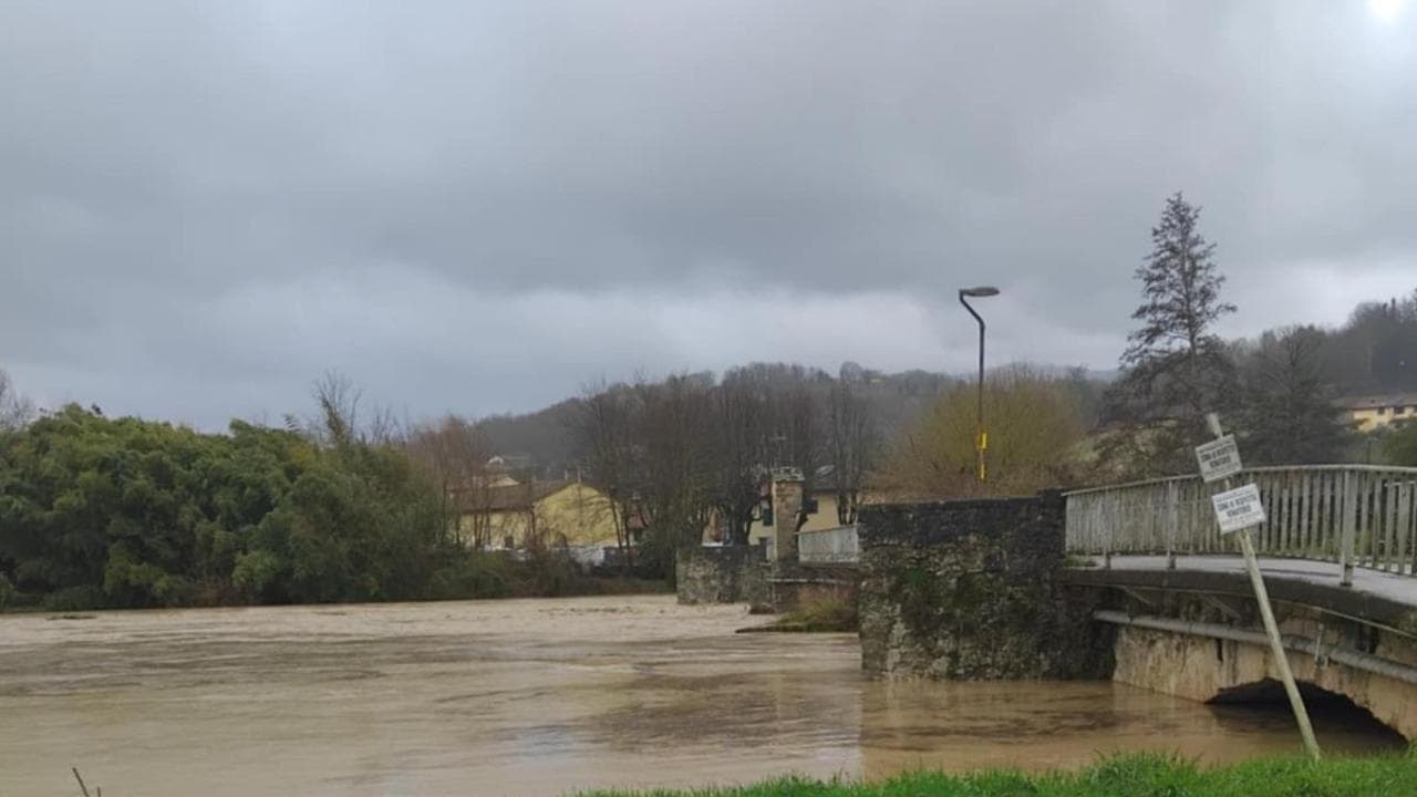 Allerta in Toscana, bomba d'acqua su Firenze: strade allagate - la ...