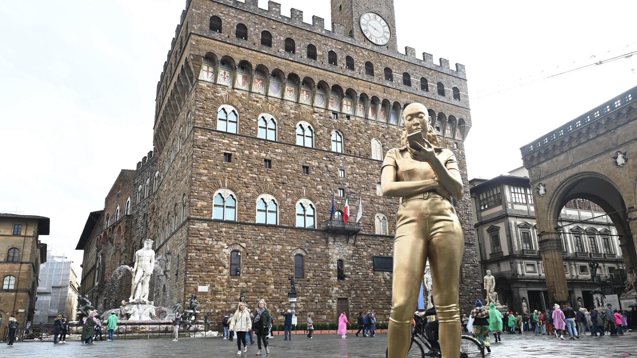 La scultura di Thomas J Price in piazza della Signoria a Firenze - la ...