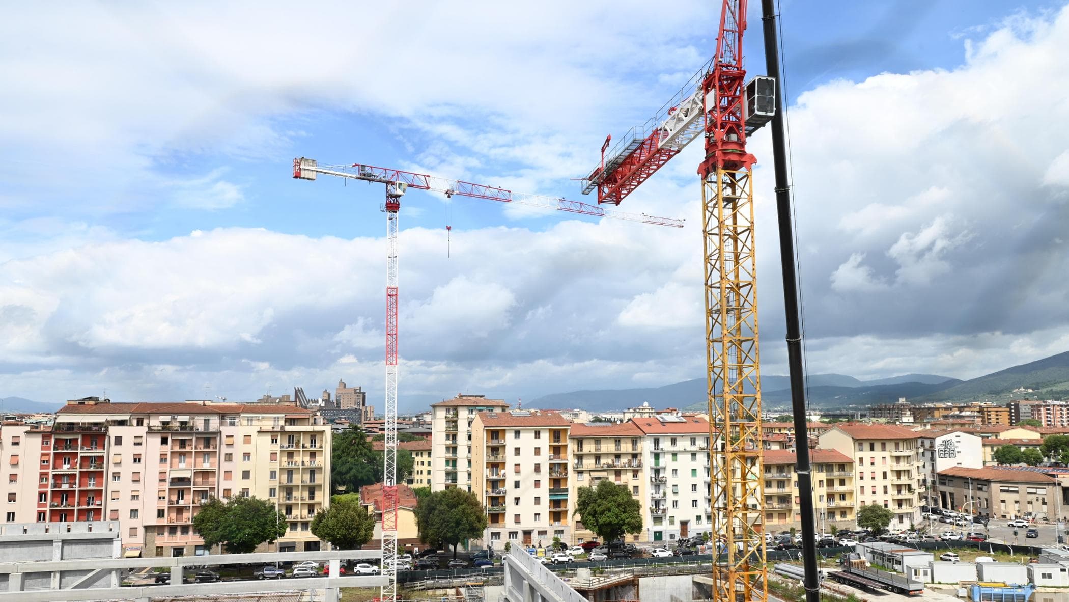 Firenze, minorenni salgono sulla gru nel cantiere Esselunga - la Repubblica
