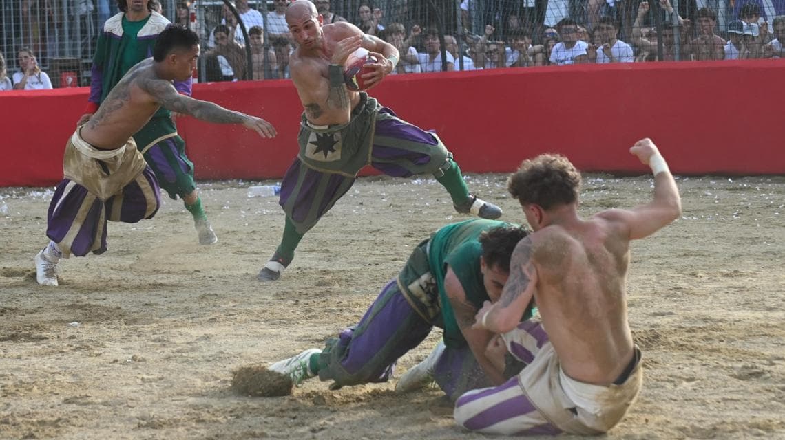 Calcio storico, Verdi in finale contro i Bianchi - la Repubblica