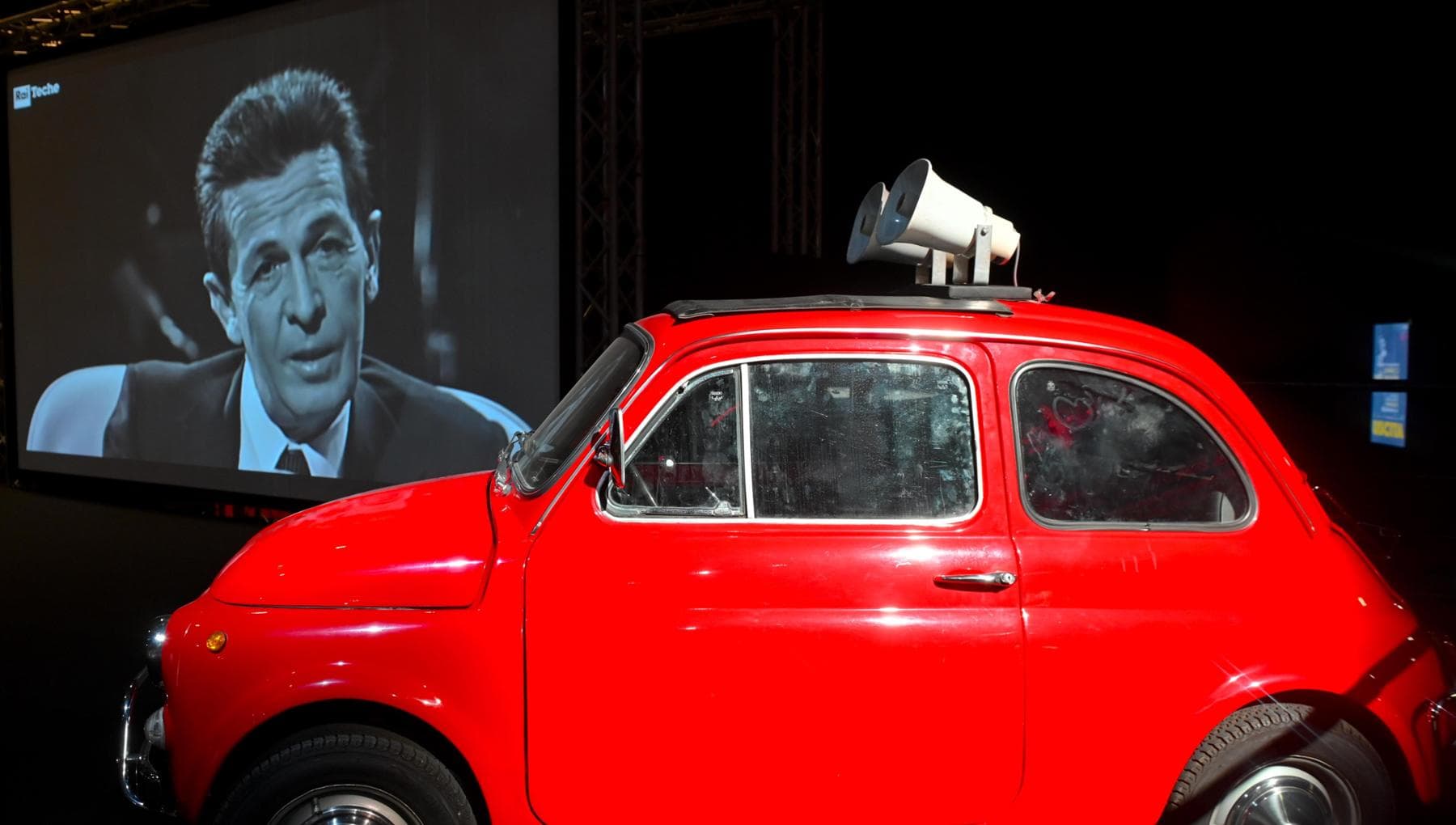 "I luoghi e le parole di Berlinguer", la mostra al Mandela forum di ...