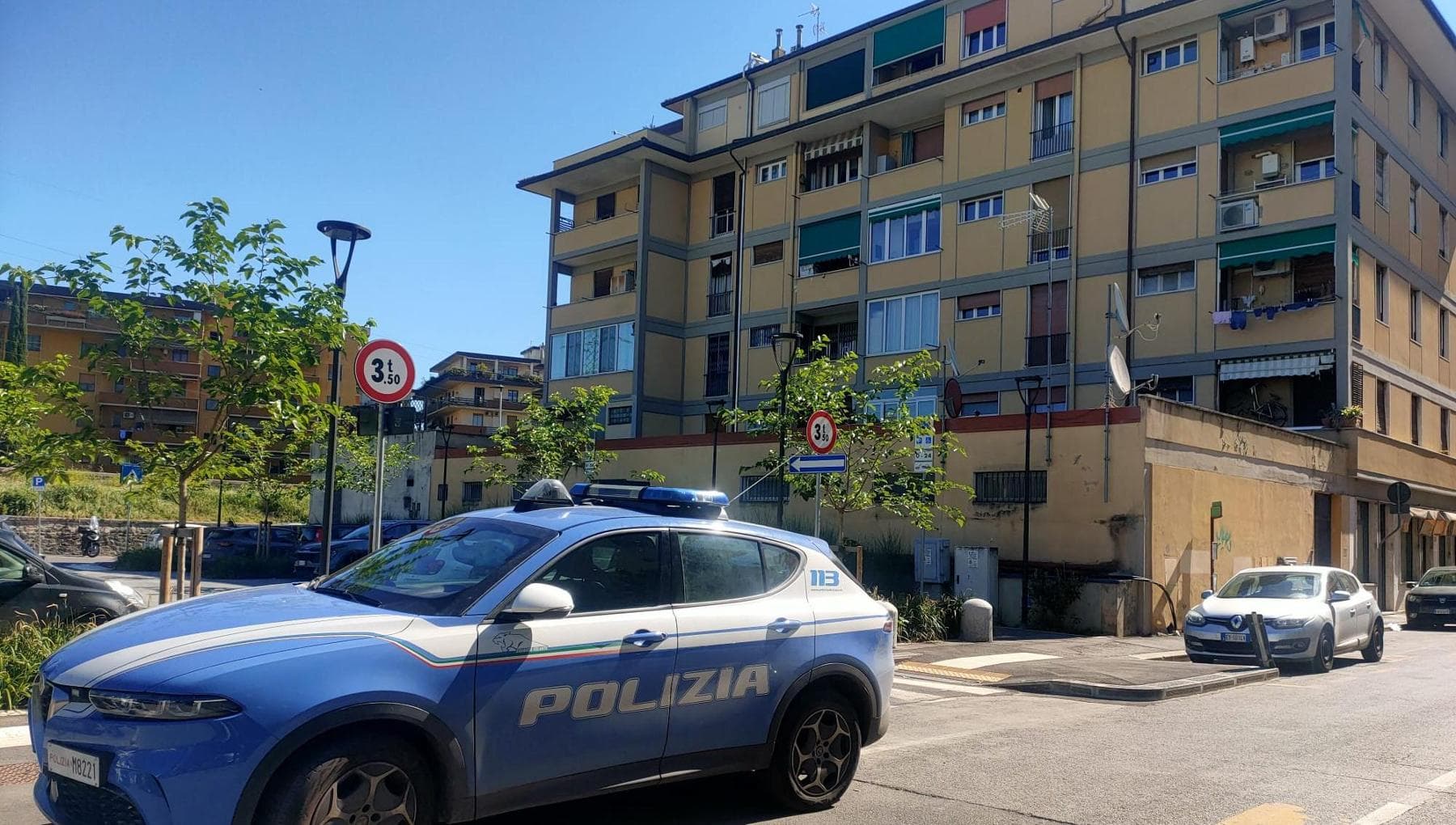 Firenze, nella notte spari contro il portone di un condominio. Polizia ...