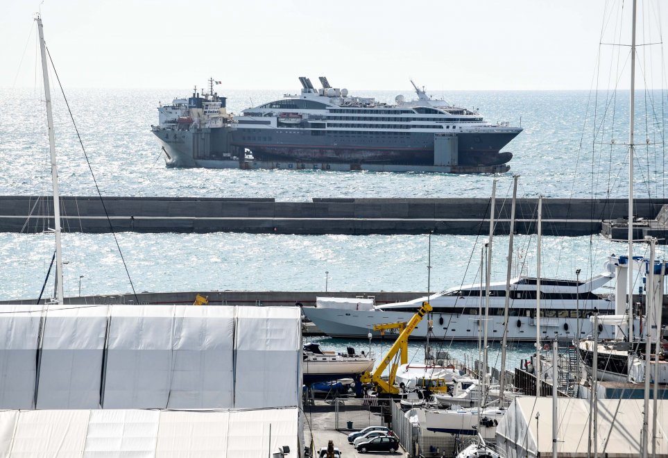 La "nave-canguro" cinese porta "Le Boreal" in cantiere a Genova - la ...