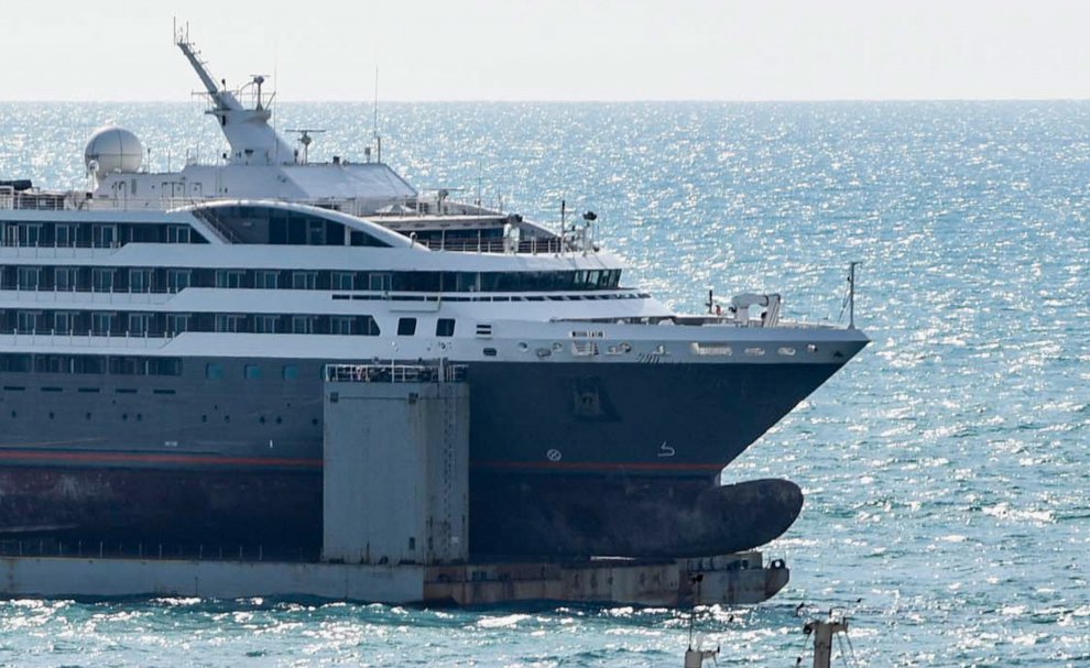 La "nave-canguro" cinese porta "Le Boreal" in cantiere a Genova - la ...