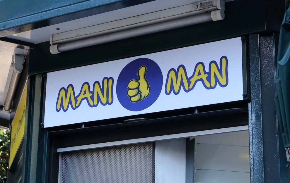 Genova, in piazza Palermo è arrivato Mani-Man, il portinaio di ...