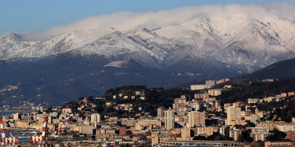 Genova stretta tra mare e neve - la Repubblica