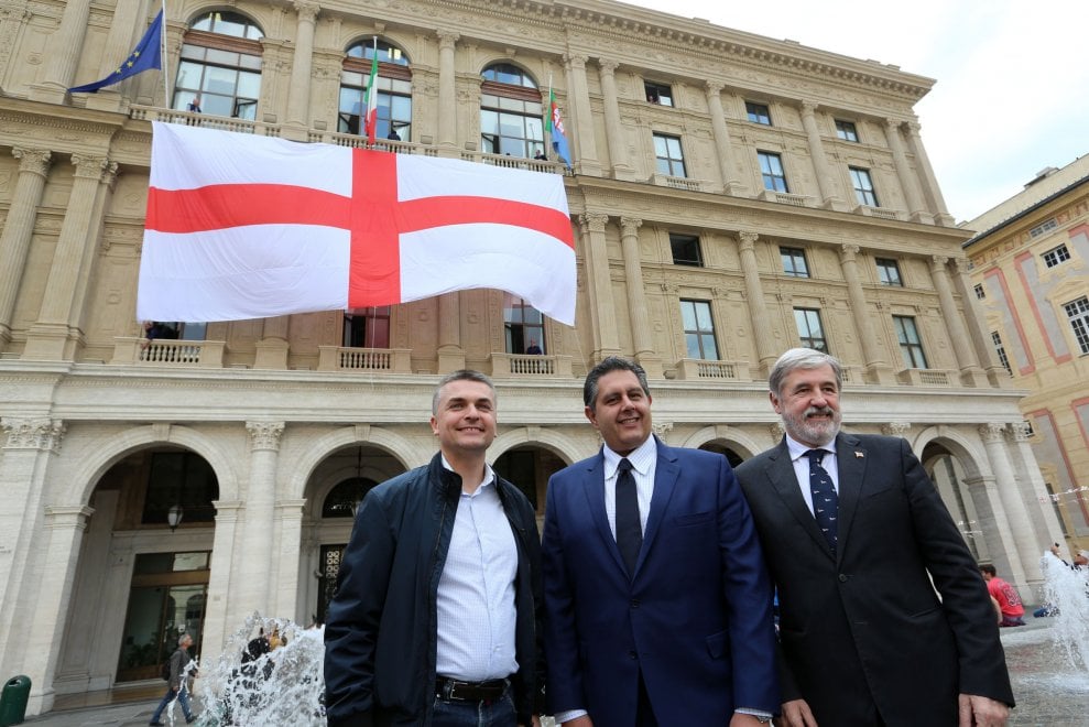 La bandiera di Genova sul palazzo della Regione - la Repubblica