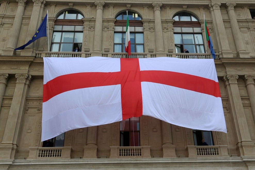 La bandiera di Genova sul palazzo della Regione - la Repubblica