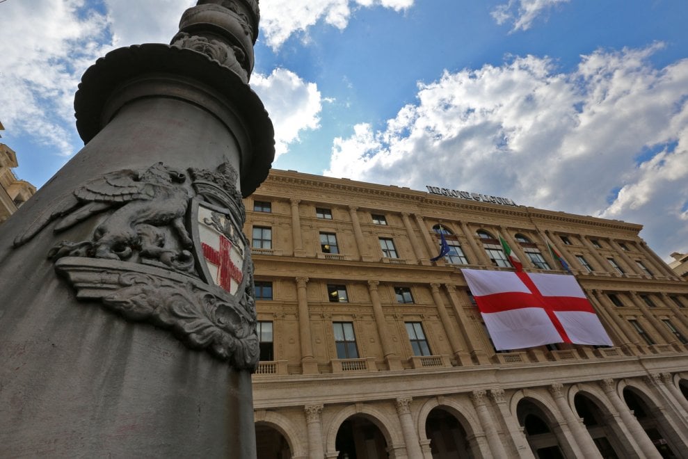 La bandiera di Genova sul palazzo della Regione - la Repubblica