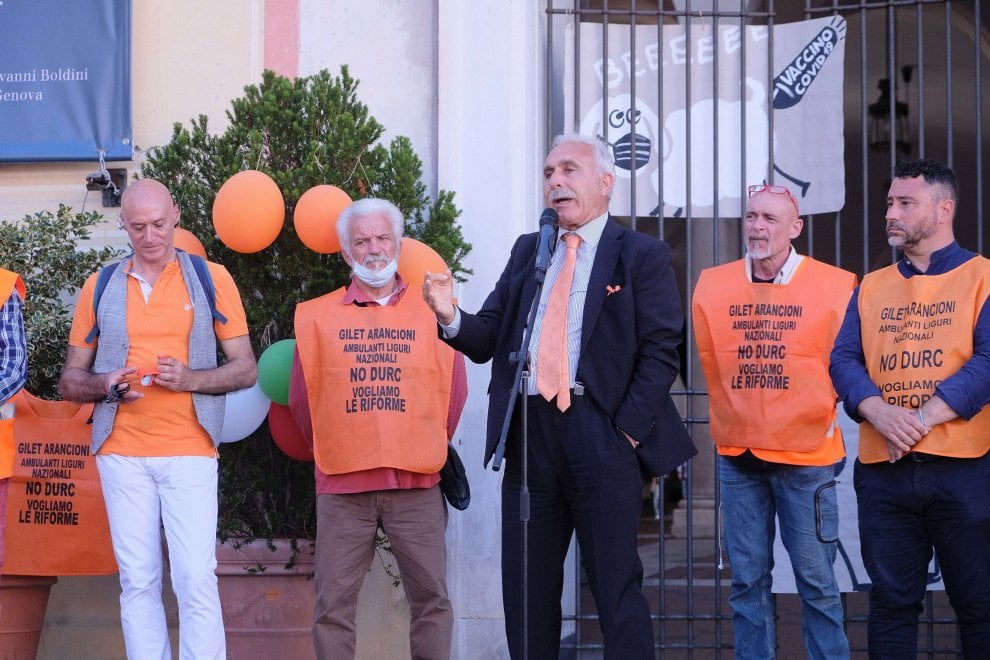 L'ex generale Pappalardo in piazza a Genova - la Repubblica