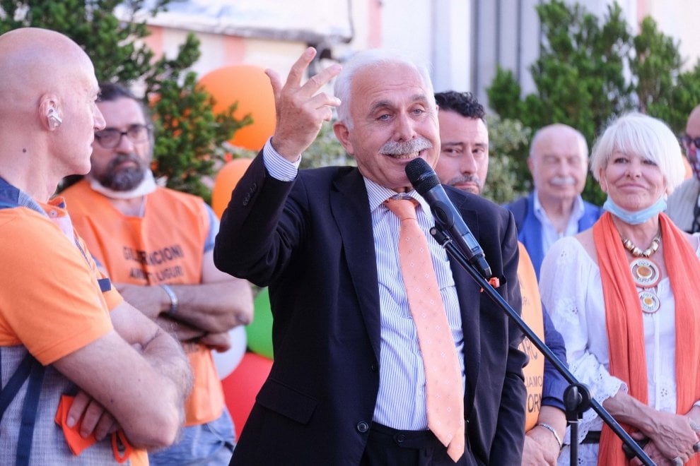 L'ex generale Pappalardo in piazza a Genova - la Repubblica