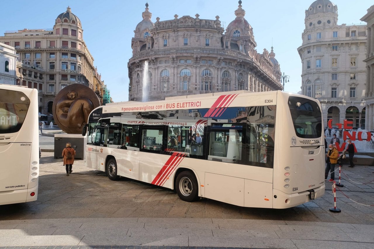 Genova, presentati i nuovi bus full electric - la Repubblica
