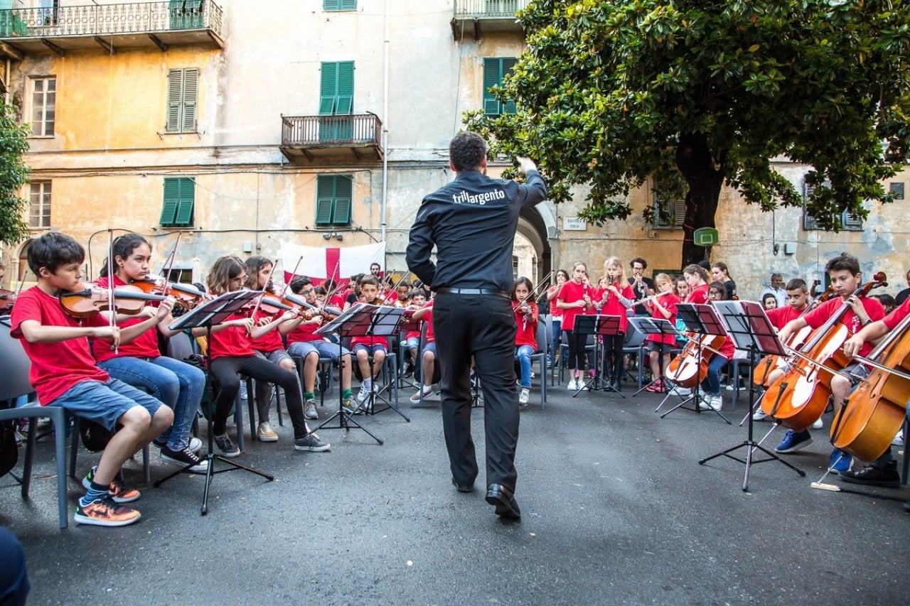 La beneficenza è una canzone del coro Trillargento - la Repubblica