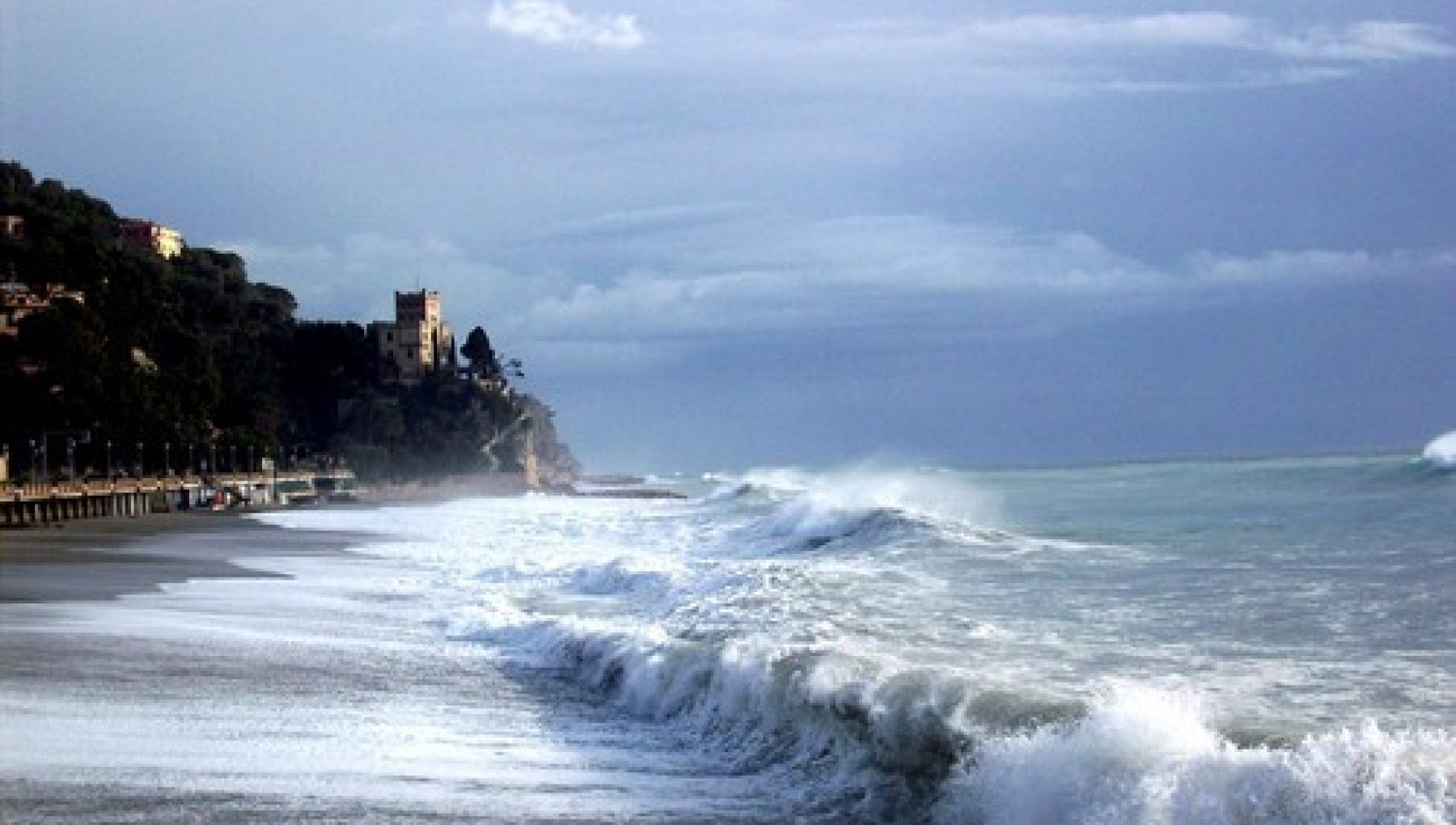 Liguria, allerta mareggiate. Da mercoledì anche freddo e neve - la ...