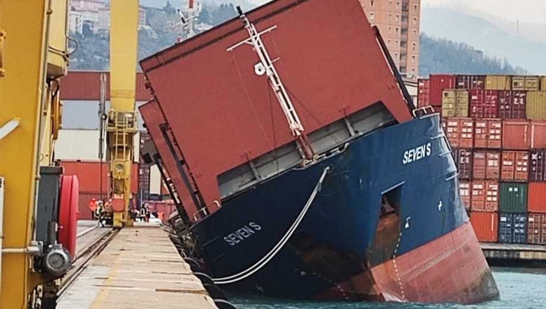 Porto di Genova, nave si inclina al terminal Messina - la Repubblica