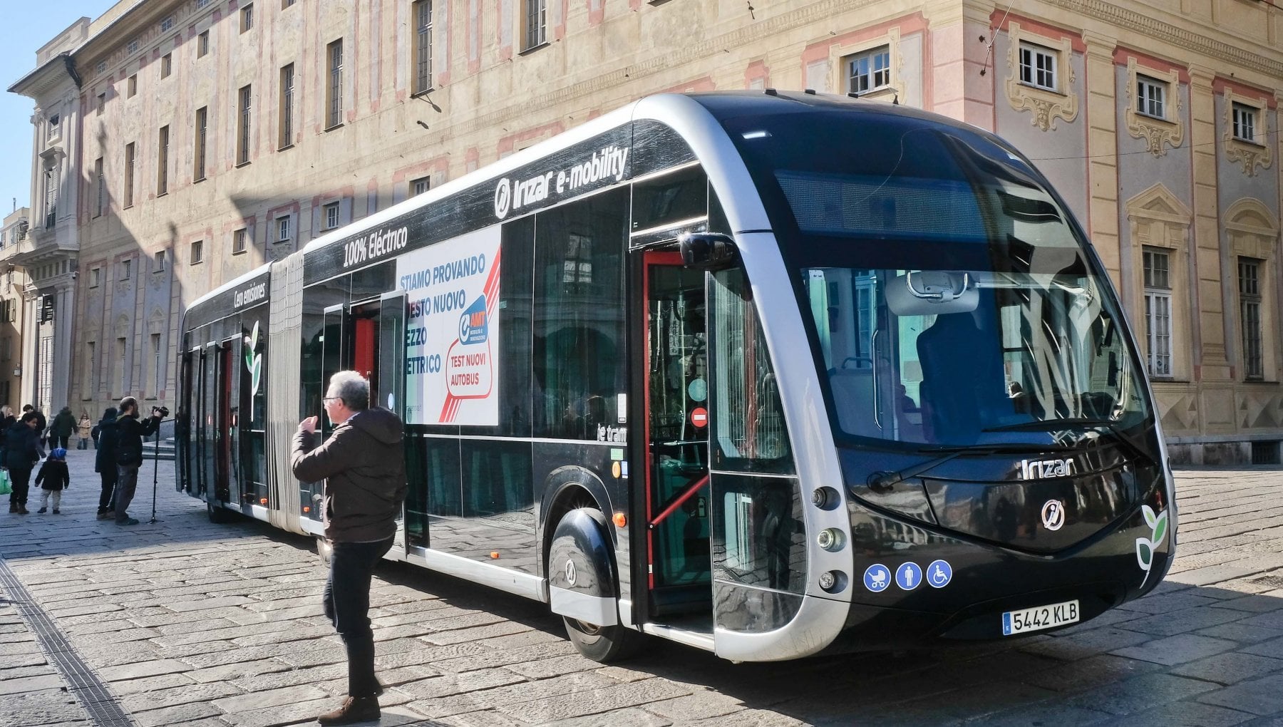 Genova, prove generali per il bus full green da 18 metri - la Repubblica