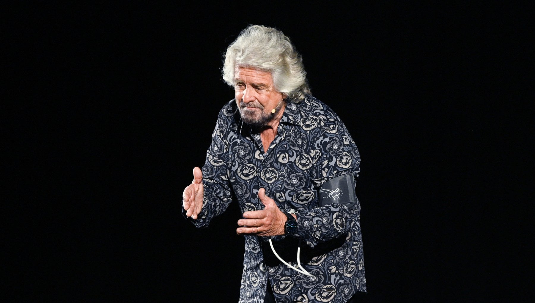 Beppe Grillo torna a teatro nella sua Genova, ma il tutto esaurito è ...