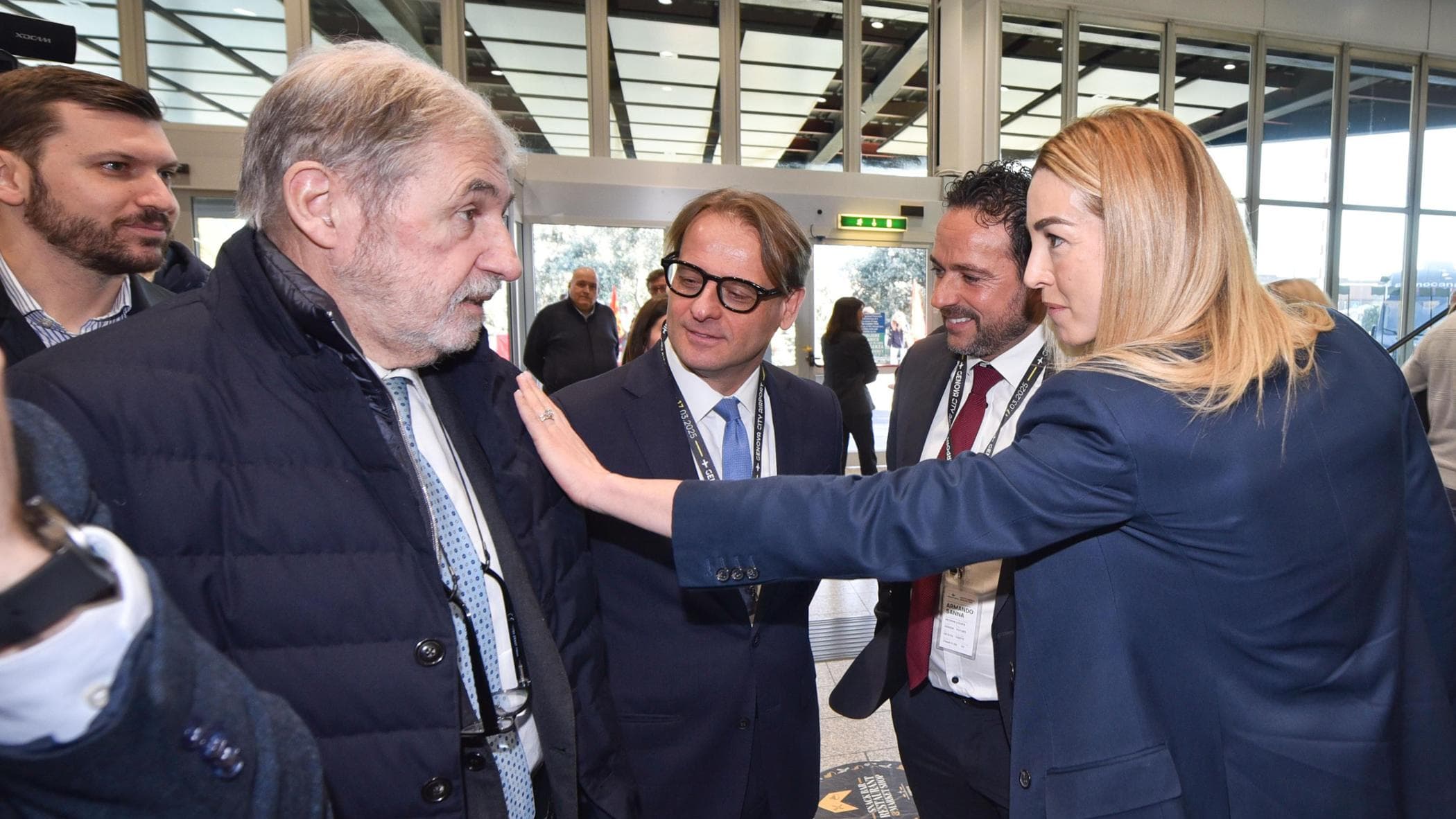 In aeroporto scintille Salis-Bucci: “Lei scappa”, “Non è abituato a una ...