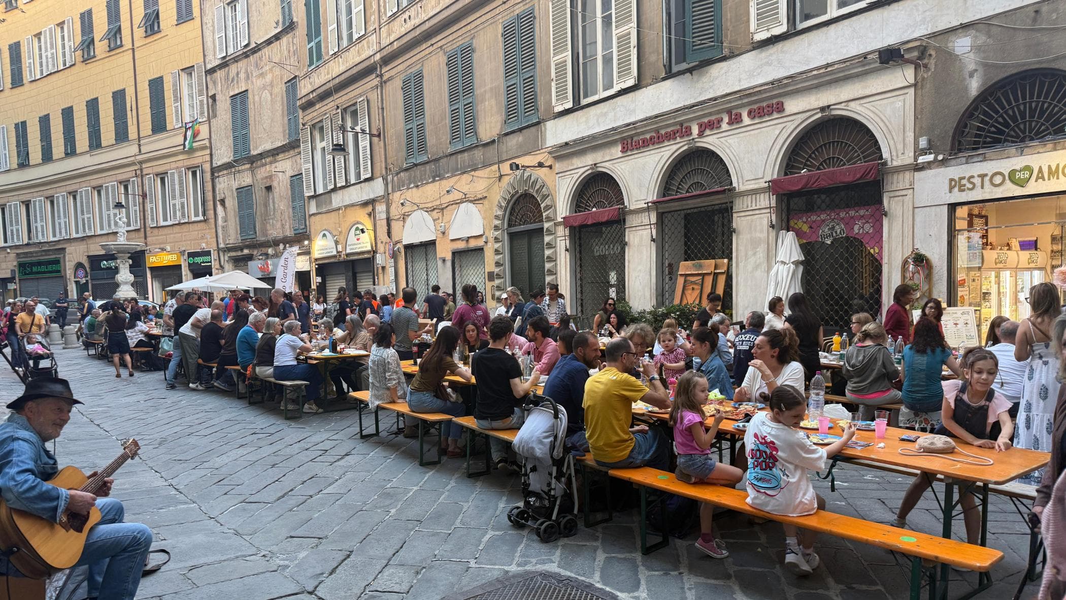 Cena condivisa, i 6mila messaggi dai caruggi: “Non sia solo una festa ...