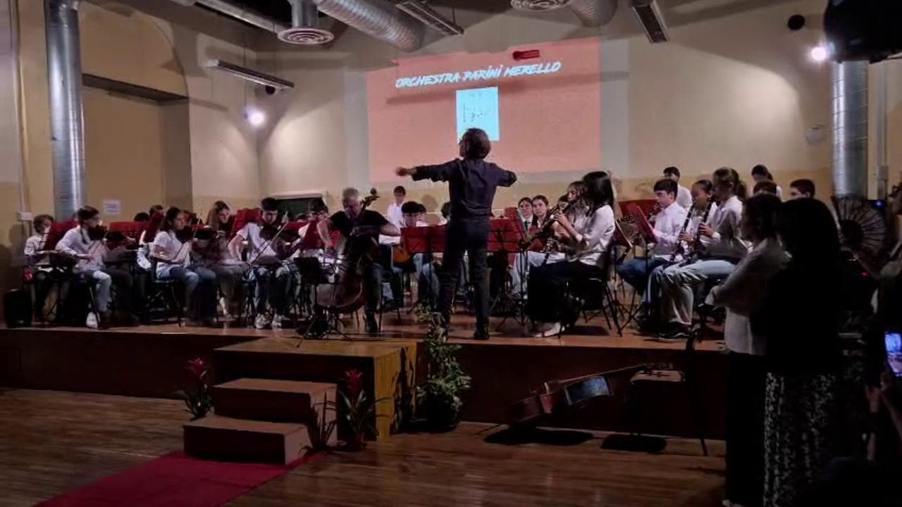 Giovanni Sollima suona con un'orchestra di ragazzini in una scuola ...