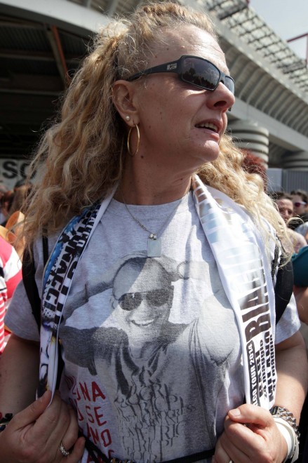 Antonacci a San Siro, le fan si sfidano a colpi di t-shirt - la Repubblica