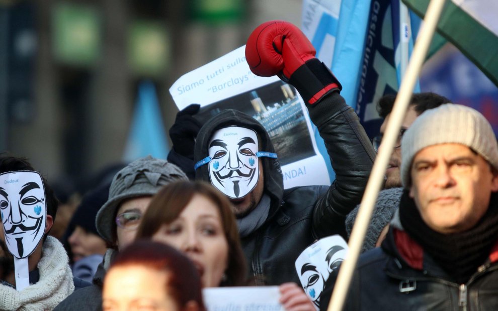 Milano, Anonymous in piazza contro i maxi tagli alla Barclays - la ...