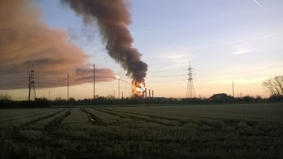 Incendio in una raffineria Eni nel Pavese, la colonna di fuoco fa il ...