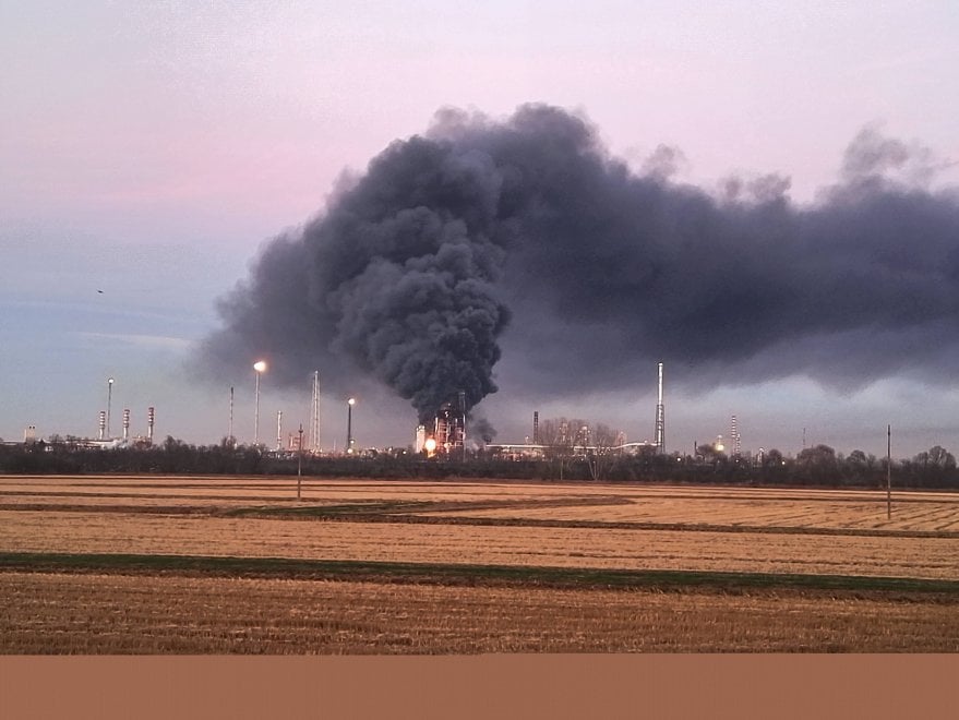 Incendio in una raffineria Eni nel Pavese, la colonna di fuoco fa il ...