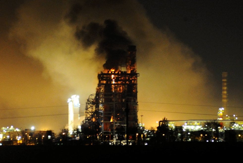 Incendio in una raffineria Eni nel Pavese, la colonna di fuoco fa il ...