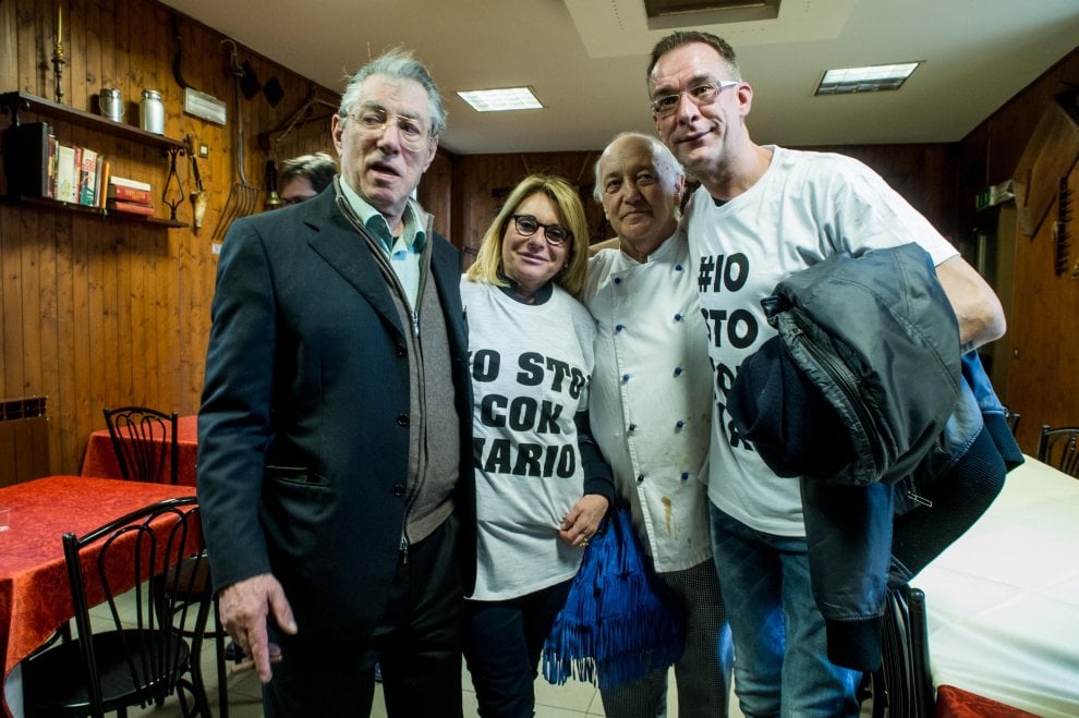 Ladro ucciso a Lodi, corteo per il ristoratore. Anche Umberto Bossi in ...