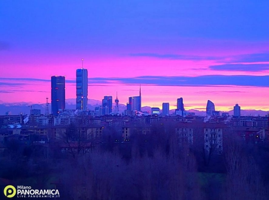 Milano, alba fucsia con sfumature ultra violet - la Repubblica