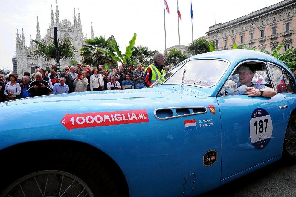 Mille Miglia: lo spettacolo delle auto d'epoca nel cuore di Milano - la ...