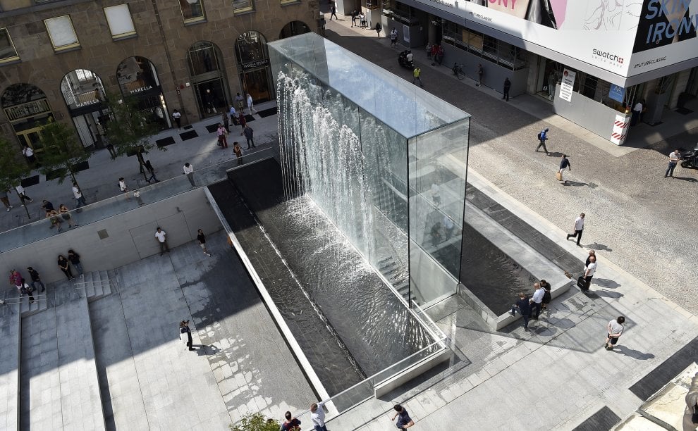 L'Apple Store di Milano, la cascata di cristallo è irresistibile: tutti ...