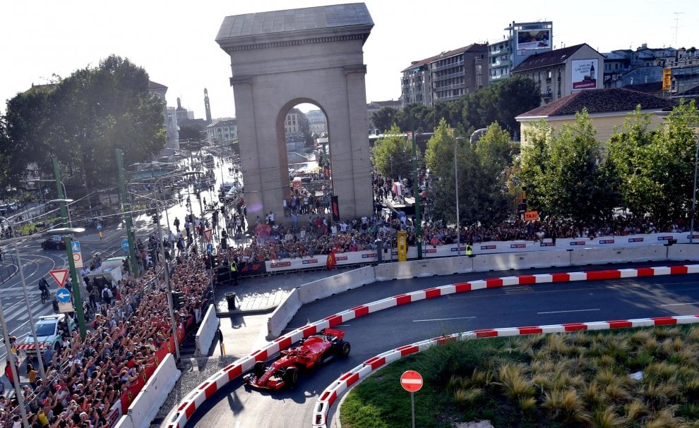 Milano, F1 in Darsena: sfrecciano le rosse di Vettel e Raikkonen - la ...