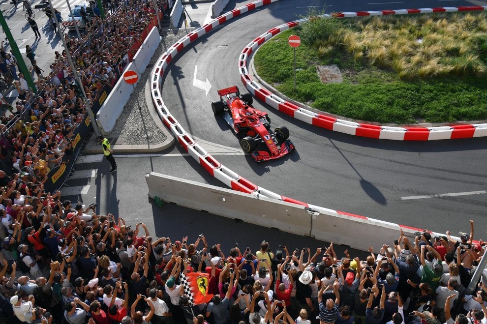 Milano, F1 in Darsena: sfrecciano le rosse di Vettel e Raikkonen - la ...