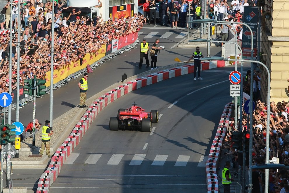 Milano, F1 in Darsena: sfrecciano le rosse di Vettel e Raikkonen - la ...