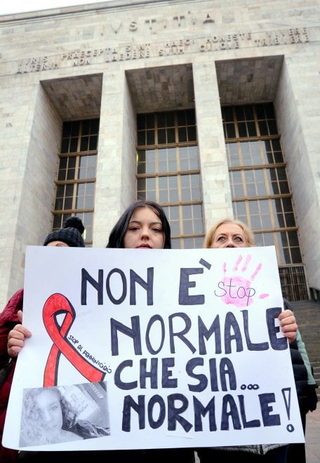 Milano, le compagne di comunità di Jessica Faoro davanti al tribunale ...