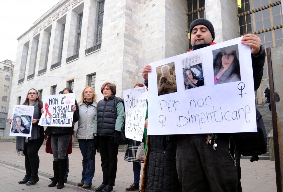 Milano, le compagne di comunità di Jessica Faoro davanti al tribunale ...