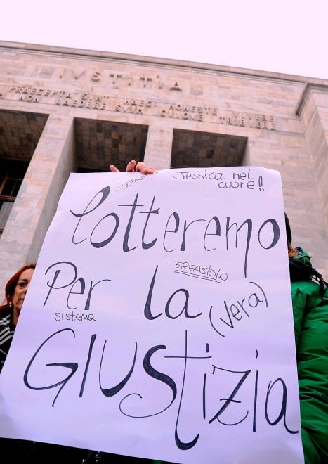 Milano, le compagne di comunità di Jessica Faoro davanti al tribunale ...