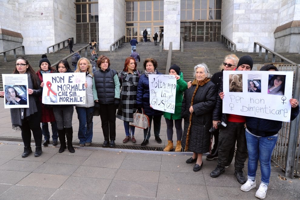Milano, le compagne di comunità di Jessica Faoro davanti al tribunale ...