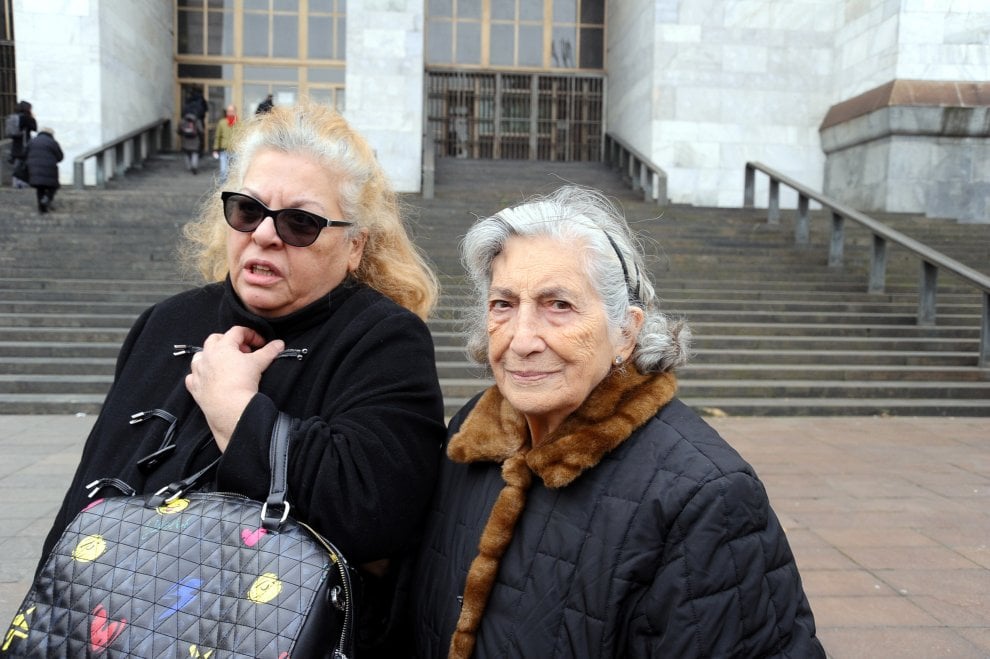 Milano, le compagne di comunità di Jessica Faoro davanti al tribunale ...