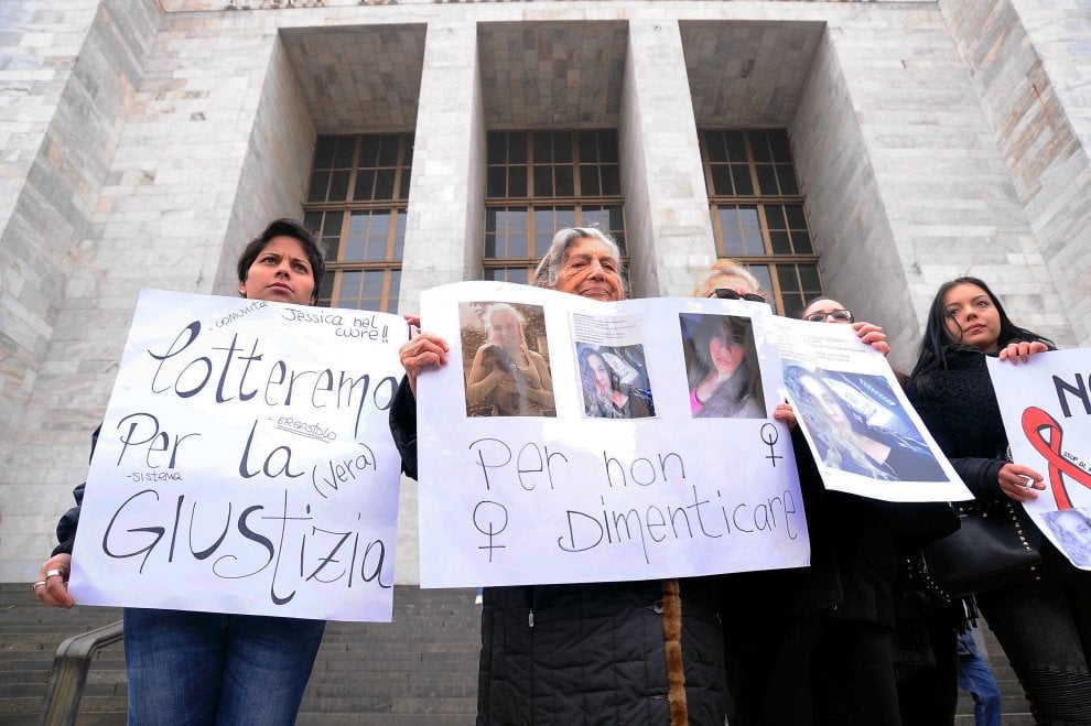 Milano, le compagne di comunità di Jessica Faoro davanti al tribunale ...