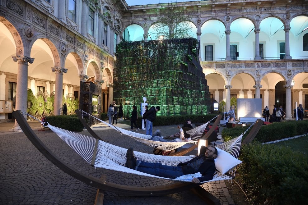 Fuorisalone, spettacolo di luci in Statale: le installazioni by night ...