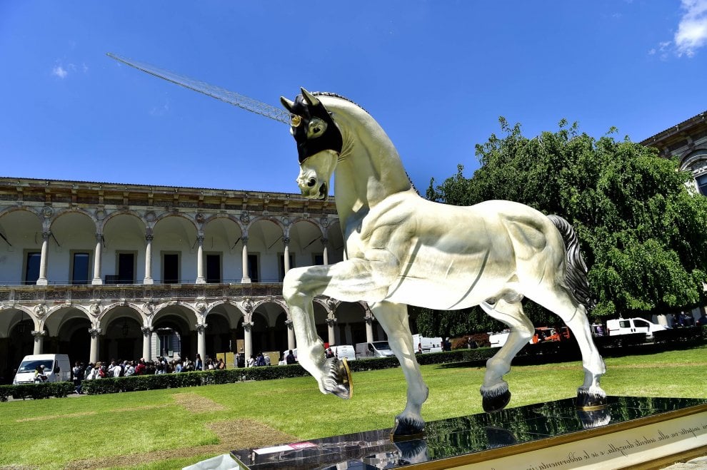 Milano, il cavallo di design 'Narciso' svetta nel cortile della Statale ...