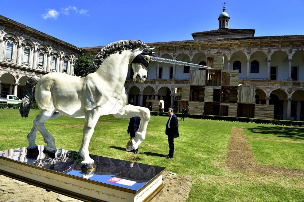 Milano, il cavallo di design 'Narciso' svetta nel cortile della Statale ...