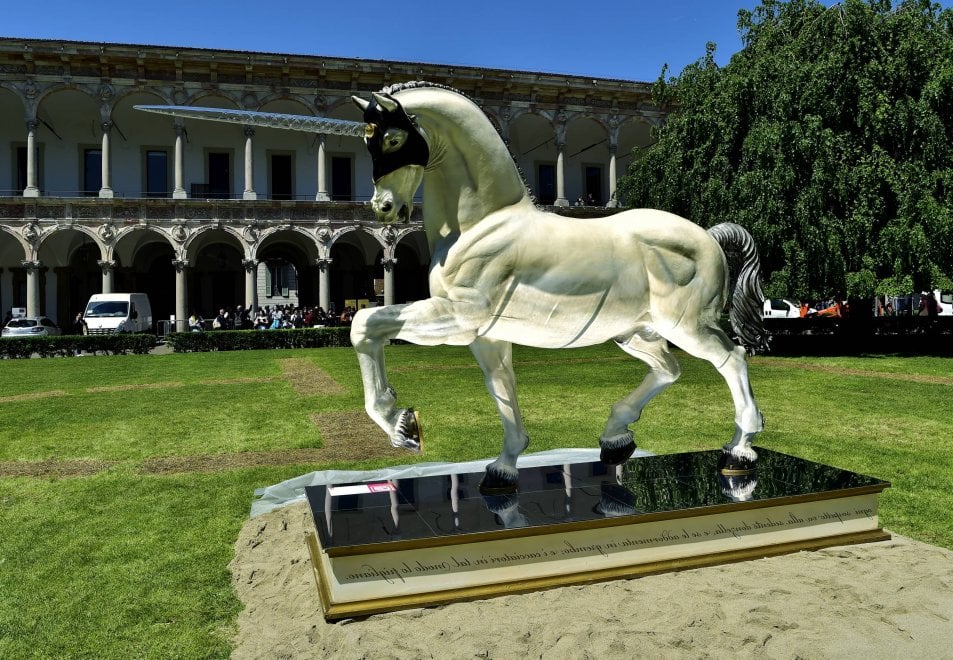 Milano, il cavallo di design 'Narciso' svetta nel cortile della Statale ...