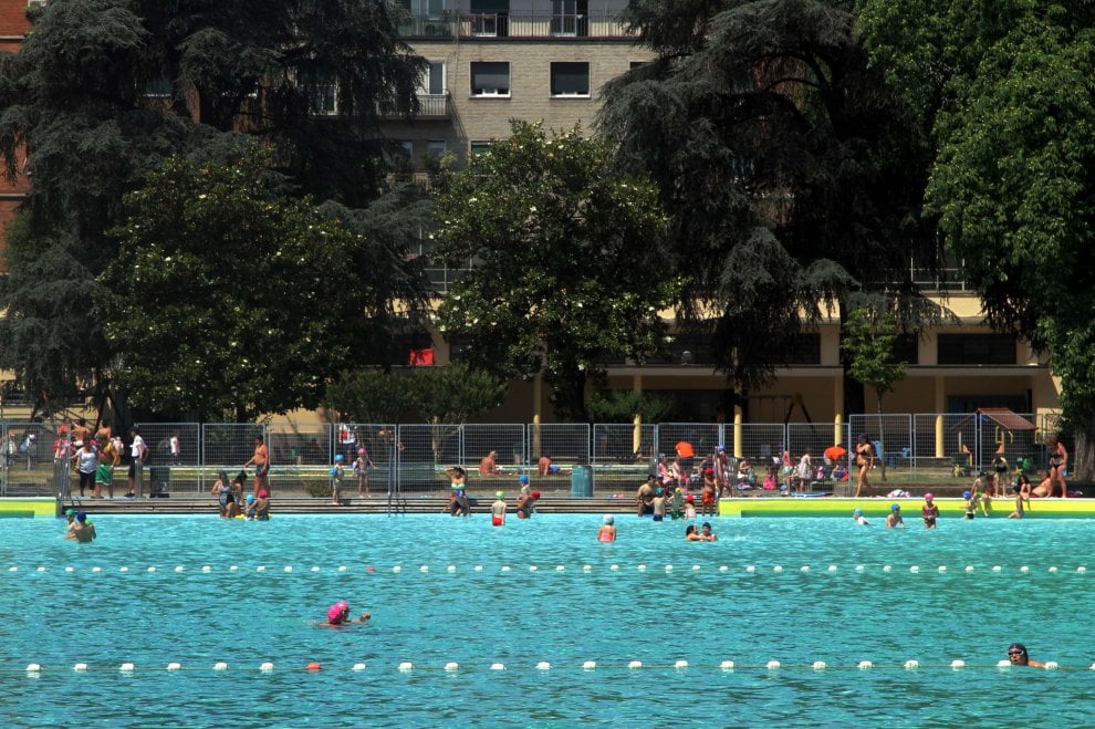 Milano, riapre la piscina Romano: tutti in acqua a fare il bagno - la ...